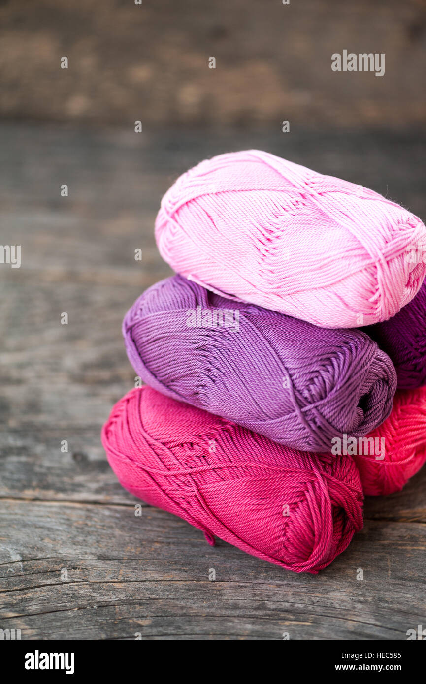 Different types of pink and purple yarn Stock Photo - Alamy