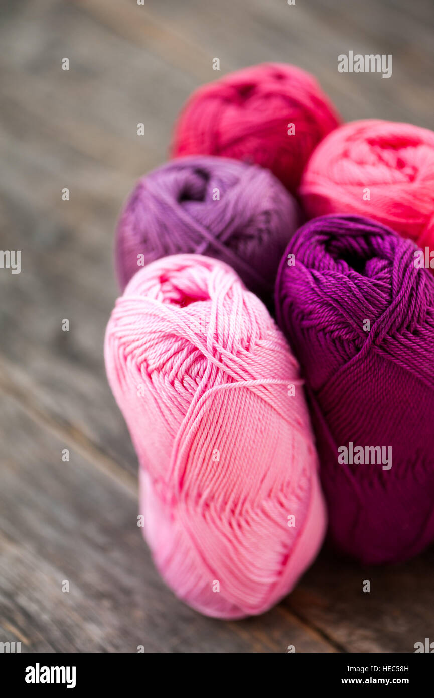 Different types of pink and purple yarn Stock Photo - Alamy