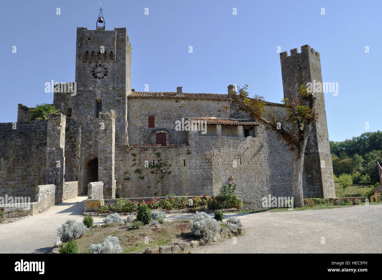 Entrance to the walled village of Larressingle, France Stock Photo - Alamy