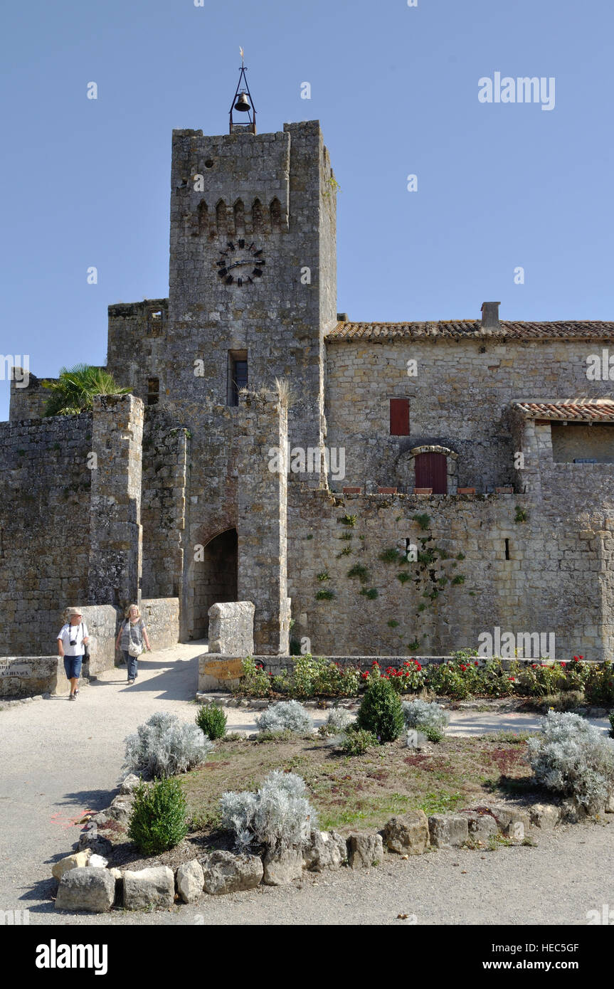 Entrance to the walled village of Larressingle, France Stock Photo - Alamy