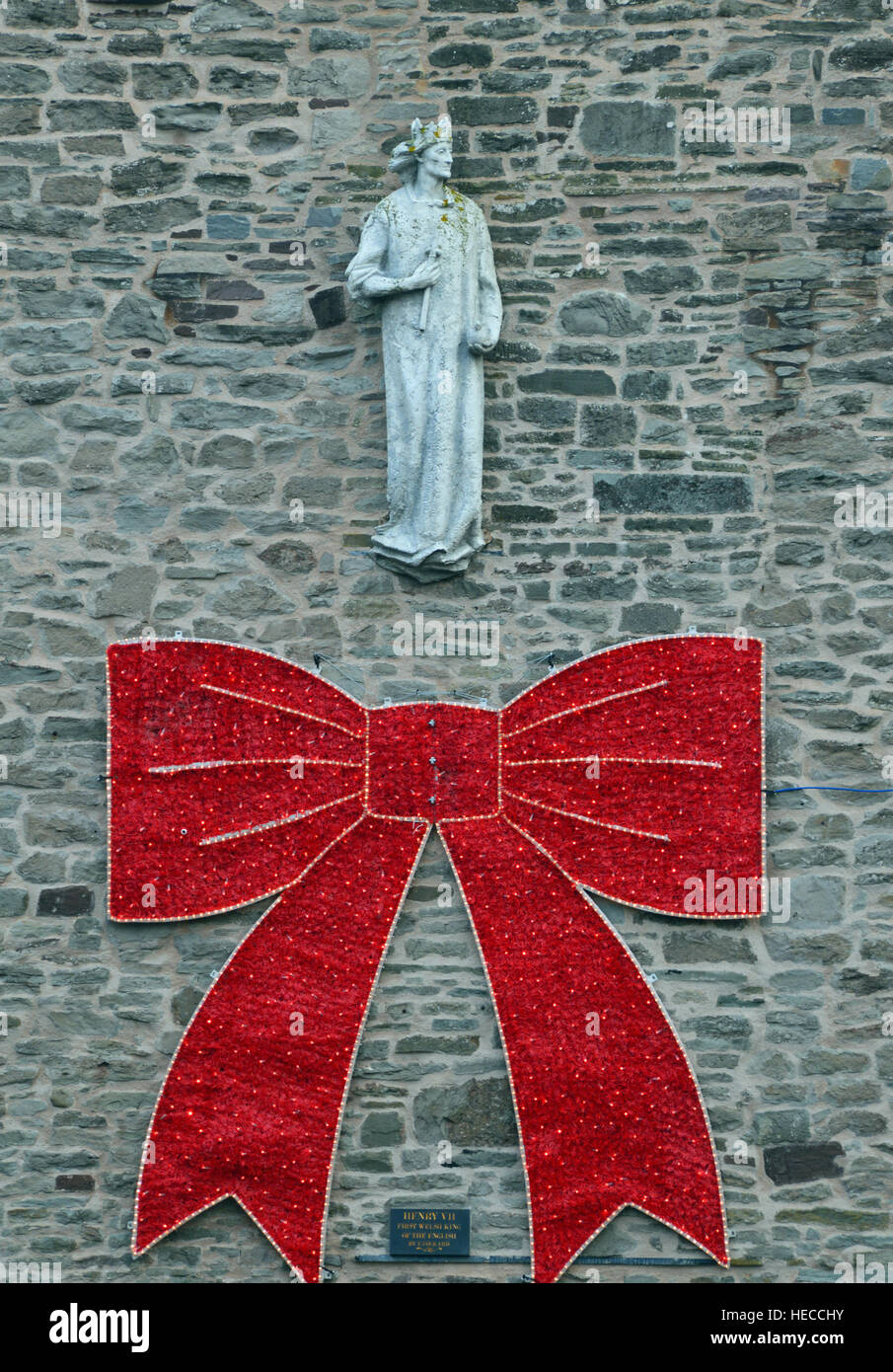 Large red Christmas bow decoration on side of Market Place, Hay-on-Wye ...
