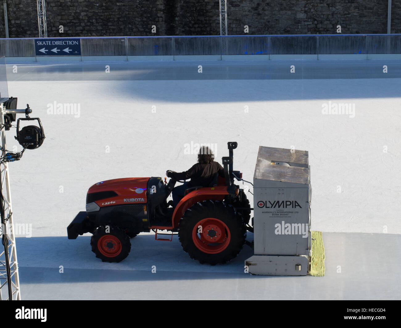 Cleaning fence hi-res stock photography and images - Alamy