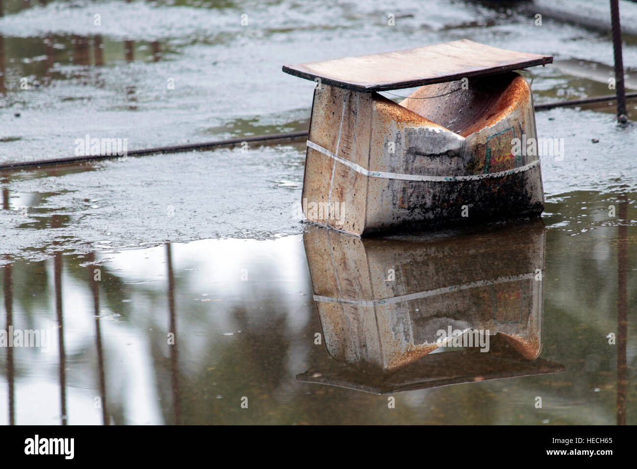 Fish chips in metal hi-res stock photography and images - Alamy