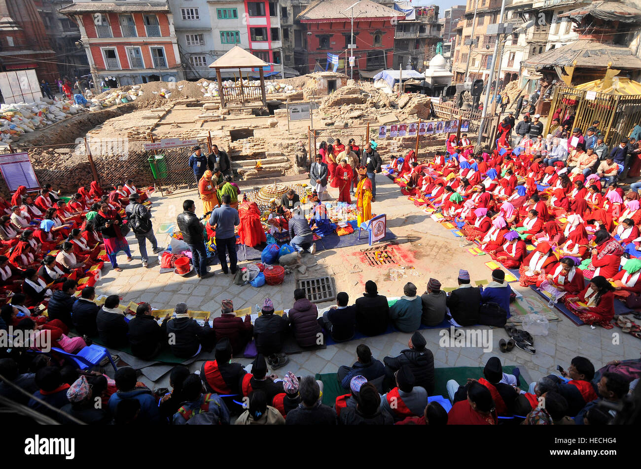 Kathmandu, Nepal. 19th Dec, 2016. Nepalese devotees offering ritual ...