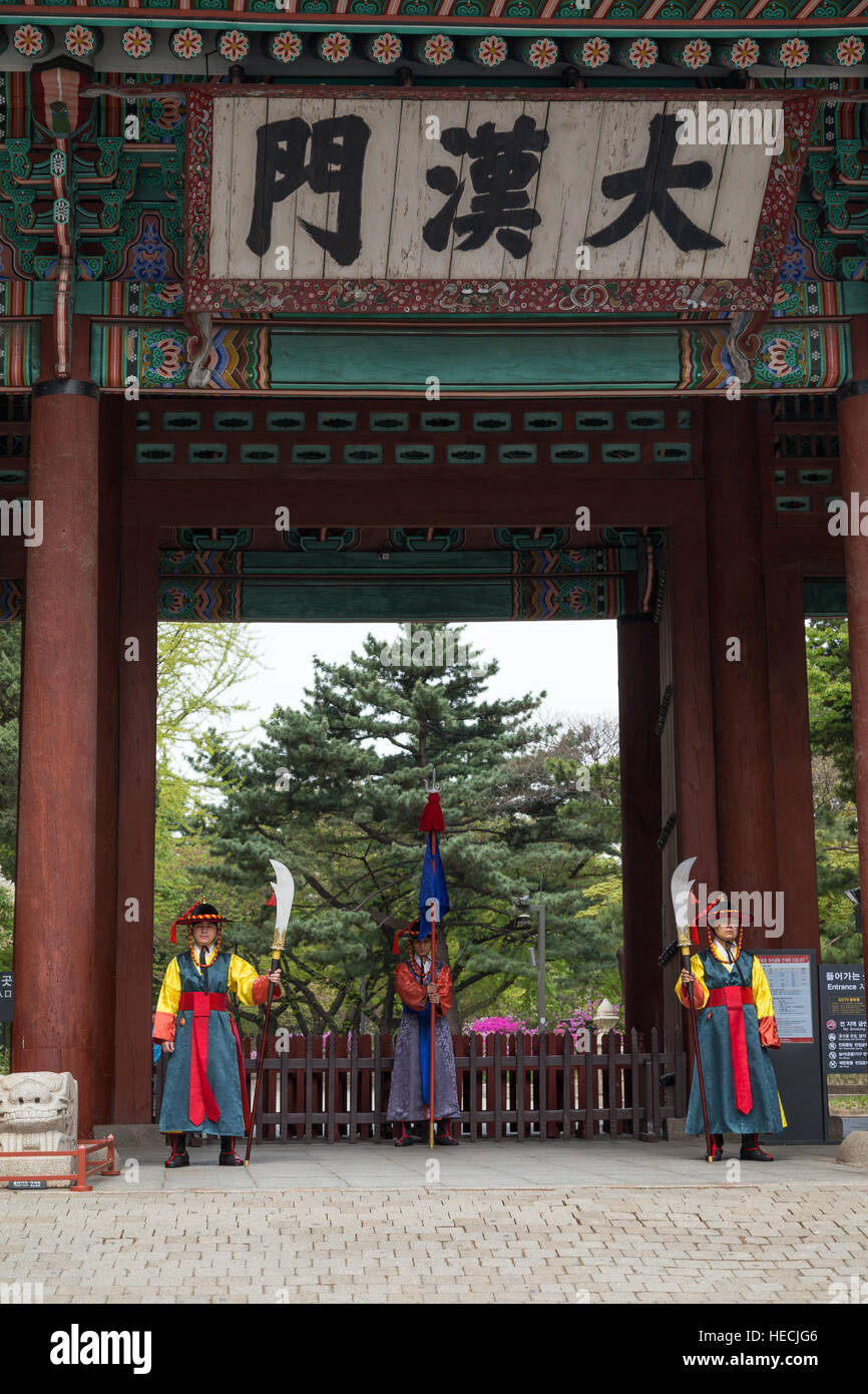 Guard gate hi-res stock photography and images - Alamy