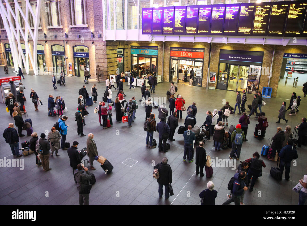 London kings cross arrivals board hi-res stock photography and images ...