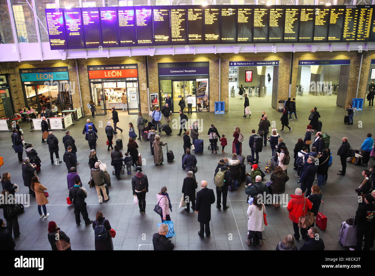 London kings cross arrivals board hi-res stock photography and images ...