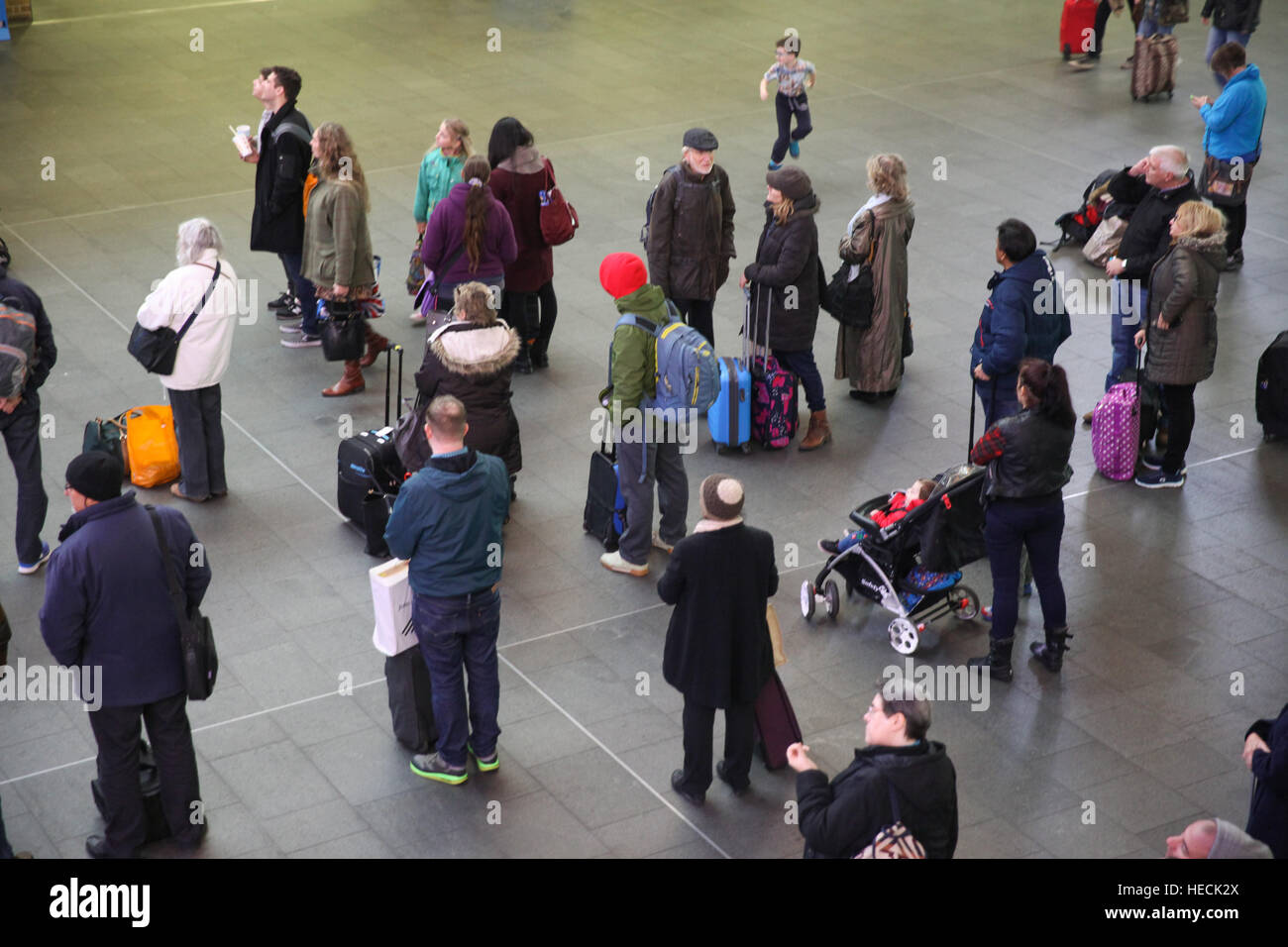London kings cross arrivals board hi-res stock photography and images ...