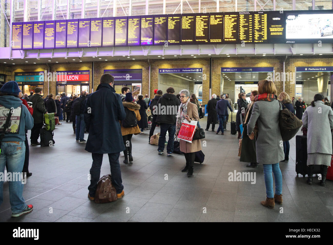 London kings cross arrivals board hi-res stock photography and images ...