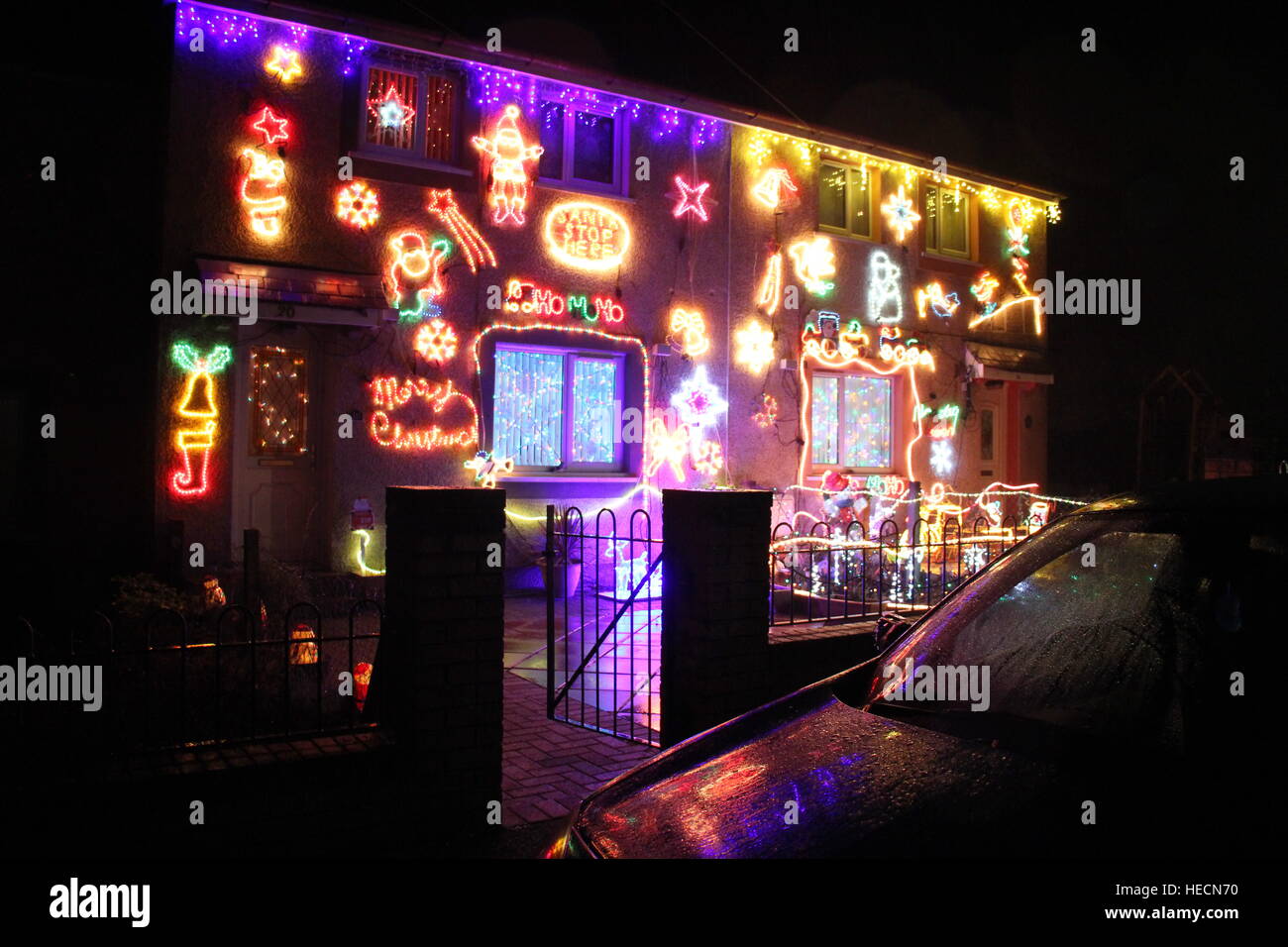 Cwm Y Glo near Caernarfon, Wales, UK. 19th Dec, 2016. Houses decorated ...