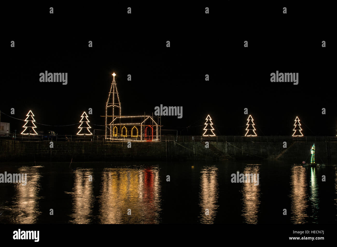Mousehole, Cornwall, UK. 19th December 2016. The Mousehole harbour ...