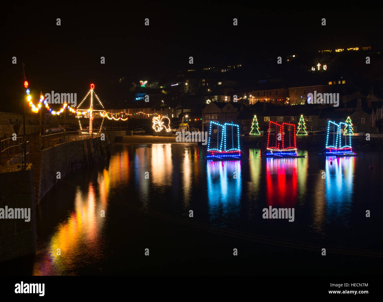 Mousehole, Cornwall, UK. 19th December 2016. The Mousehole harbour ...
