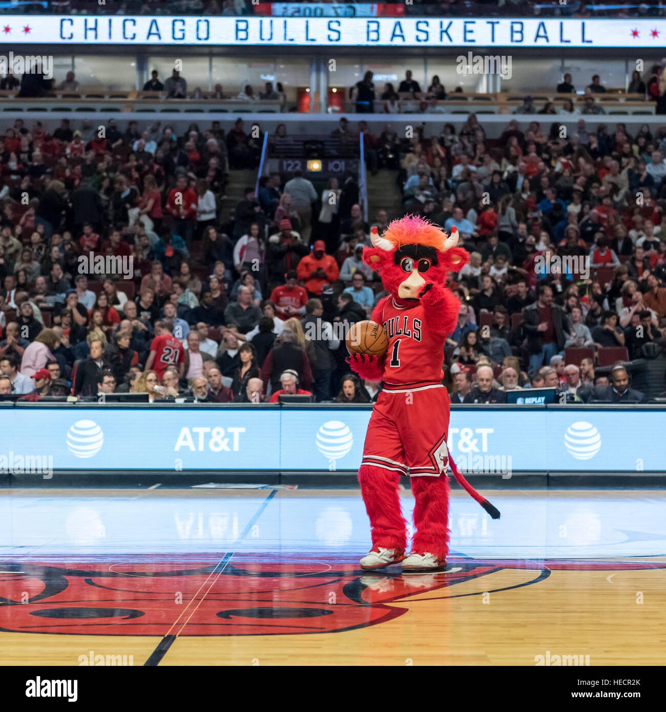 Chicago, USA. 19 December 2016. Bulls mascot, Benny the Bull ...