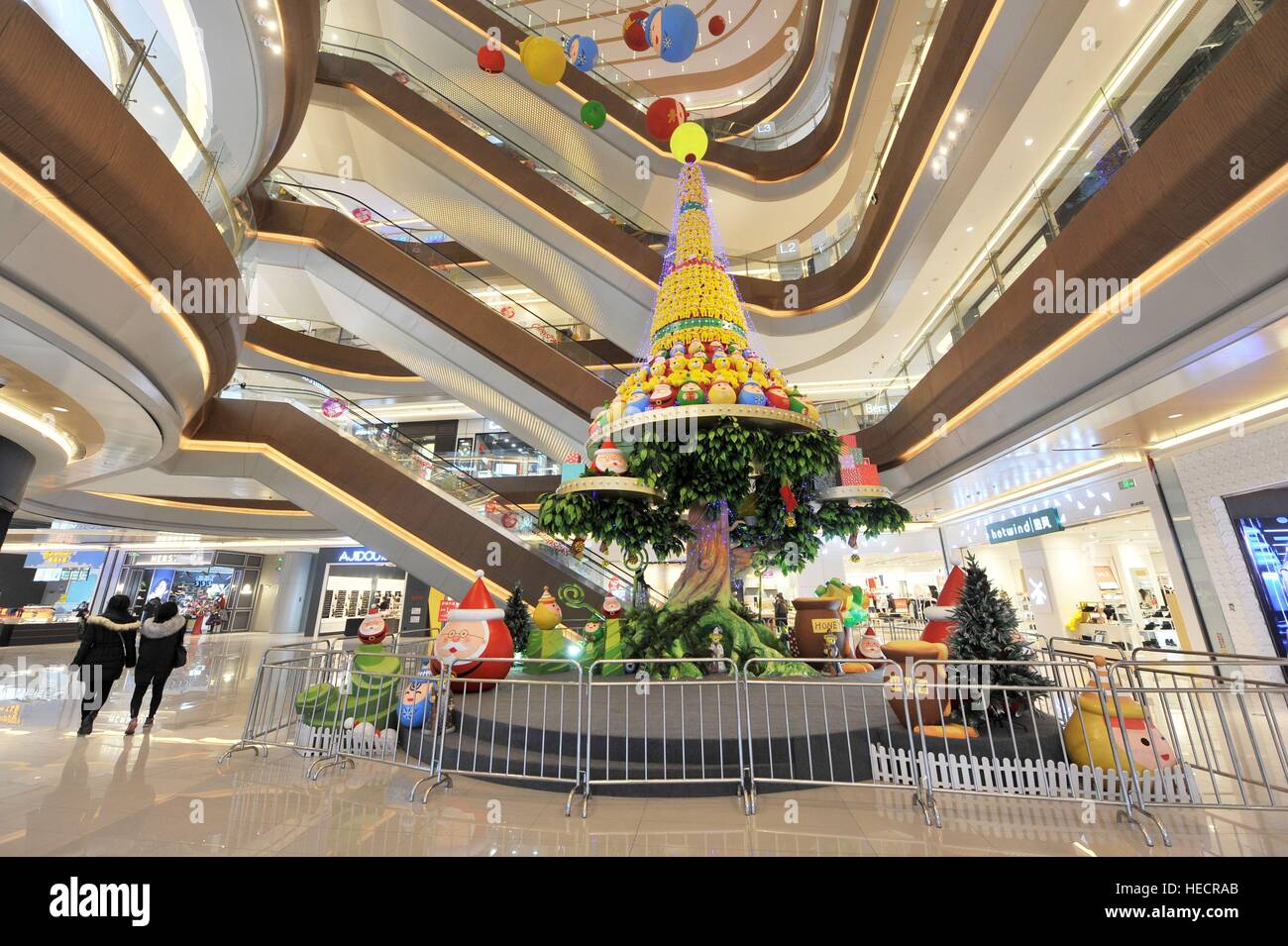 Qingdao, Qingdao, China. 19th Dec, 2016. A giant cake-shaped Christmas ...