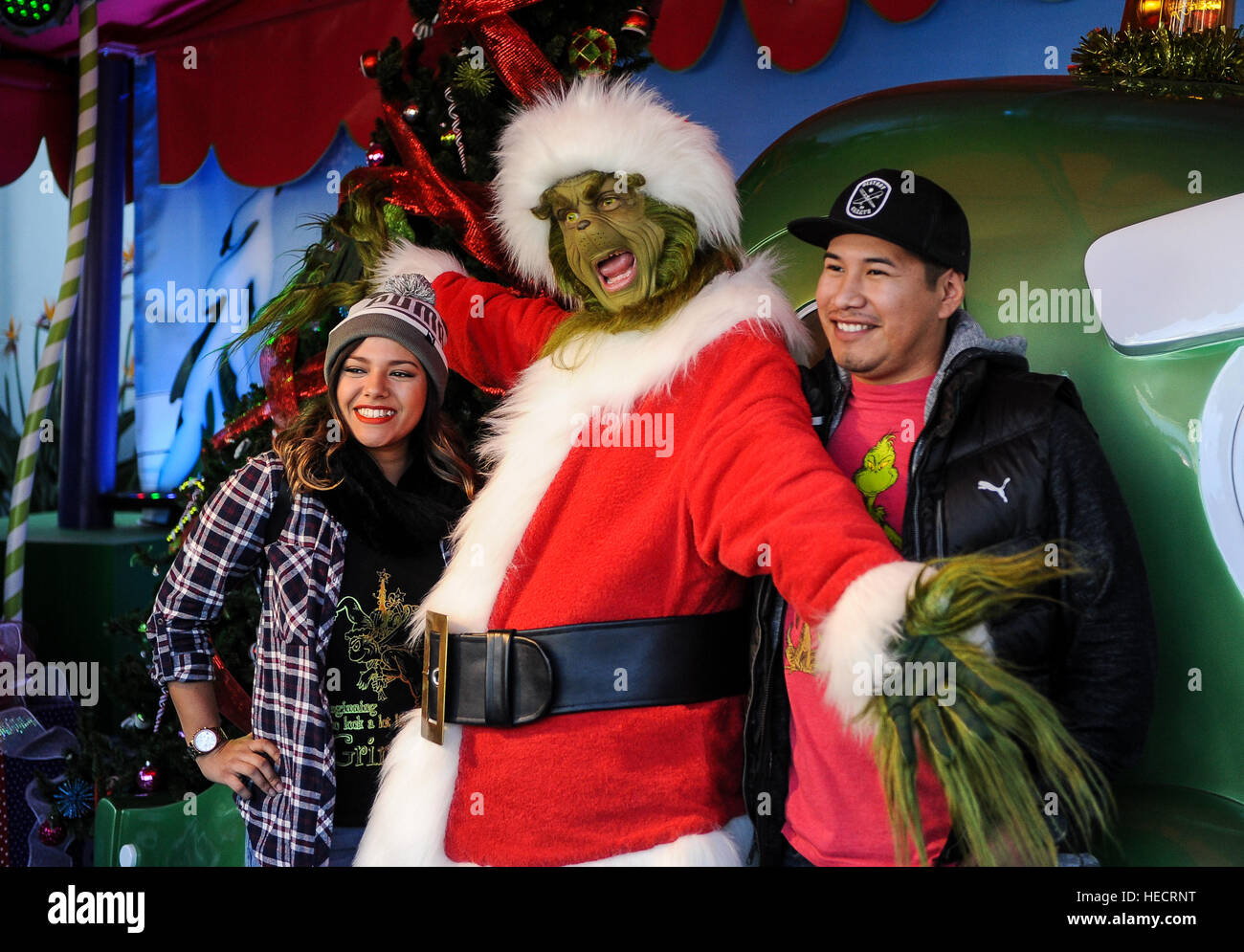 Los Angeles, USA. 19th Dec, 2016. A figure of "Grinch" poses for photos ...