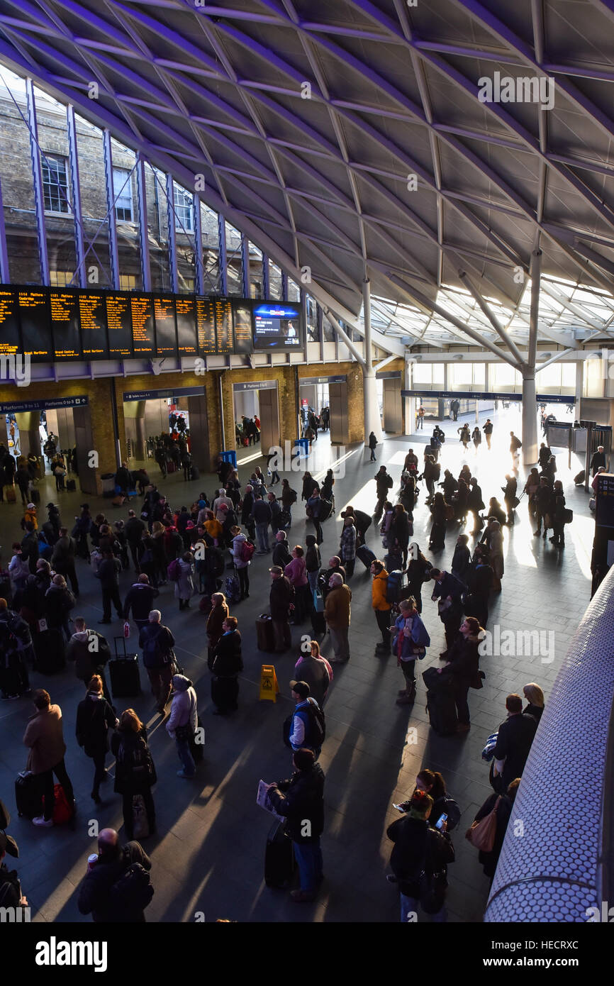 Kings Cross Station, London, UK. 20th December 2016. Travellers at ...