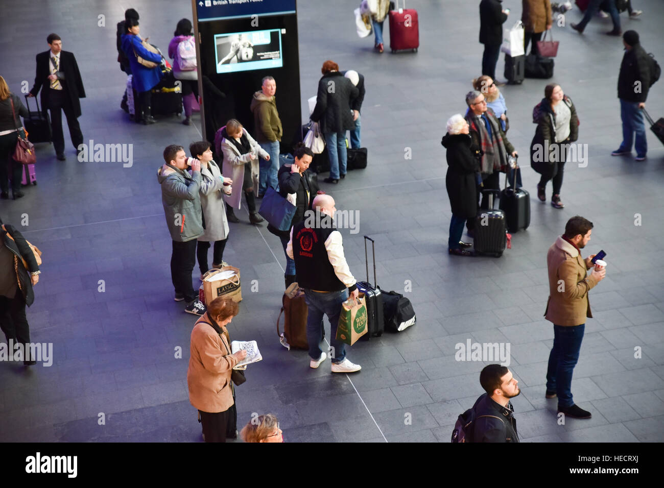 Kings Cross Station, London, UK. 20th December 2016. Travellers at ...
