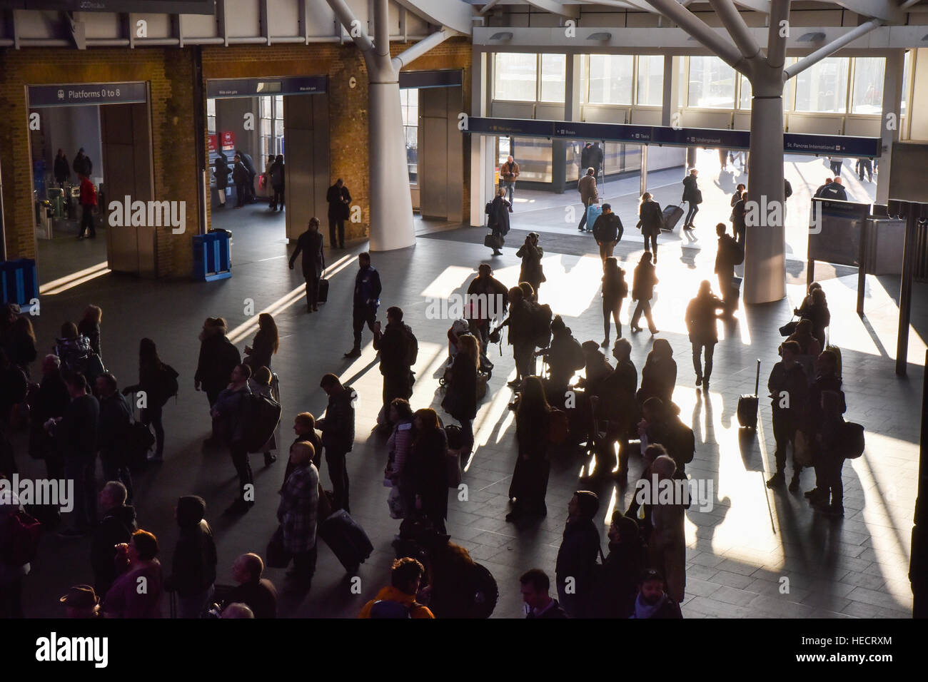 Kings Cross Station, London, UK. 20th December 2016. Travellers at ...