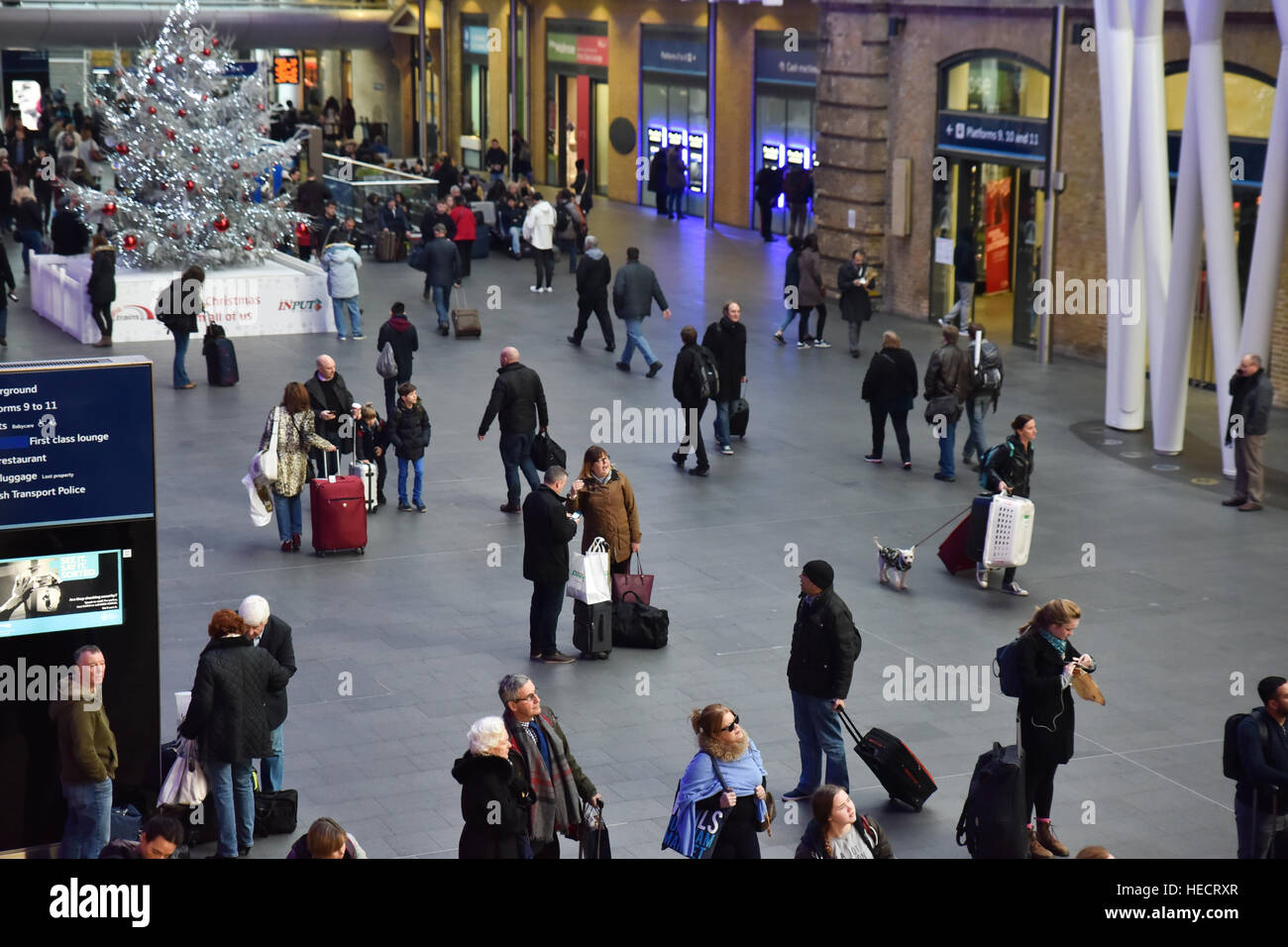 Kings Cross Station, London, UK. 20th December 2016. Travellers at ...