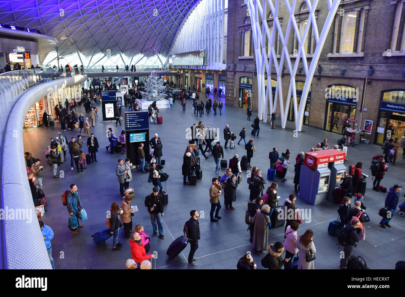 Kings Cross Station, London, UK. 20th December 2016. Travellers at ...