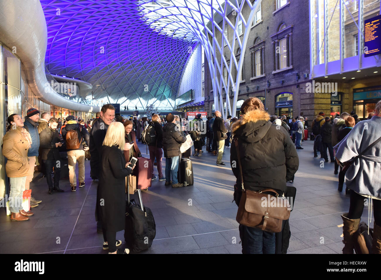 Kings Cross Station, London, UK. 20th December 2016. Travellers at ...