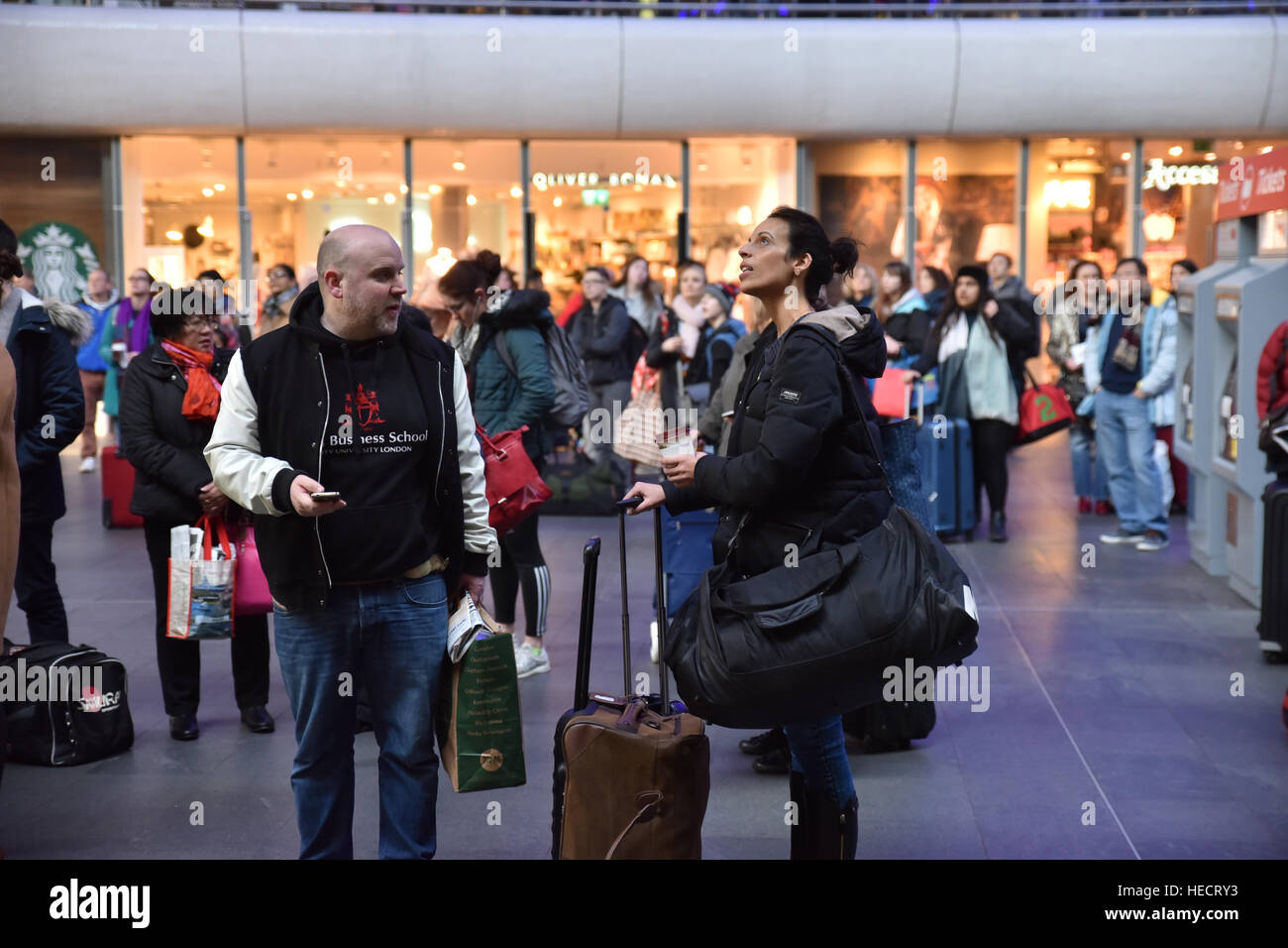 Kings Cross Station, London, UK. 20th December 2016. Travellers at ...