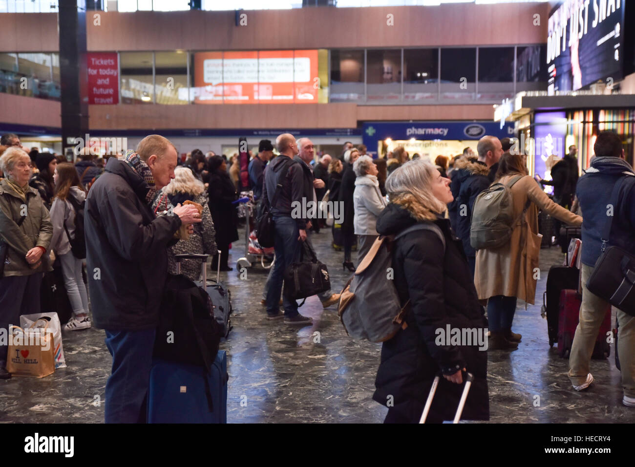 Euston Station, London, UK. 20th December 2016. Travellers at London ...