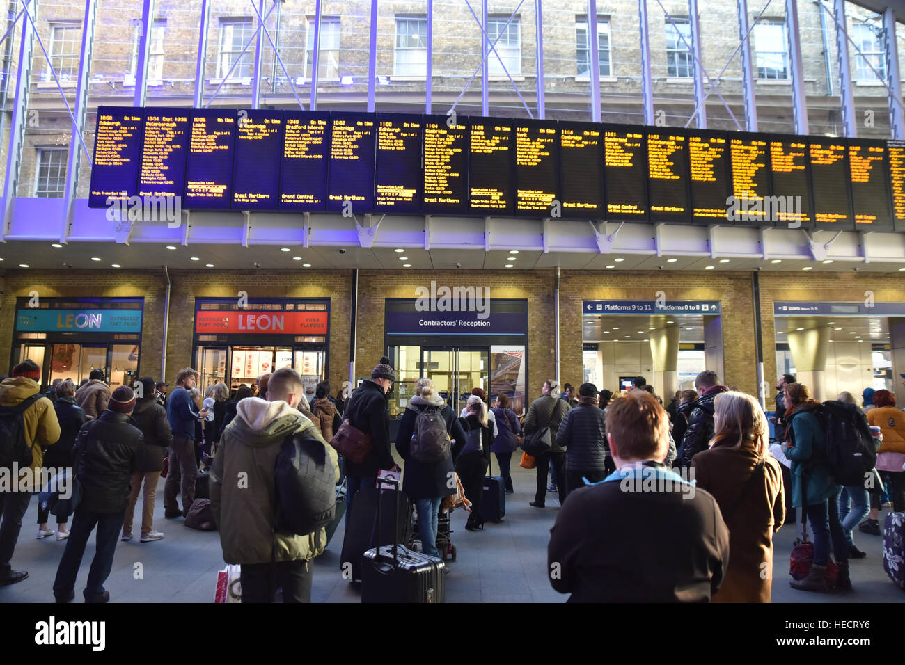 Kings Cross Station, London, UK. 20th December 2016. Travellers at ...
