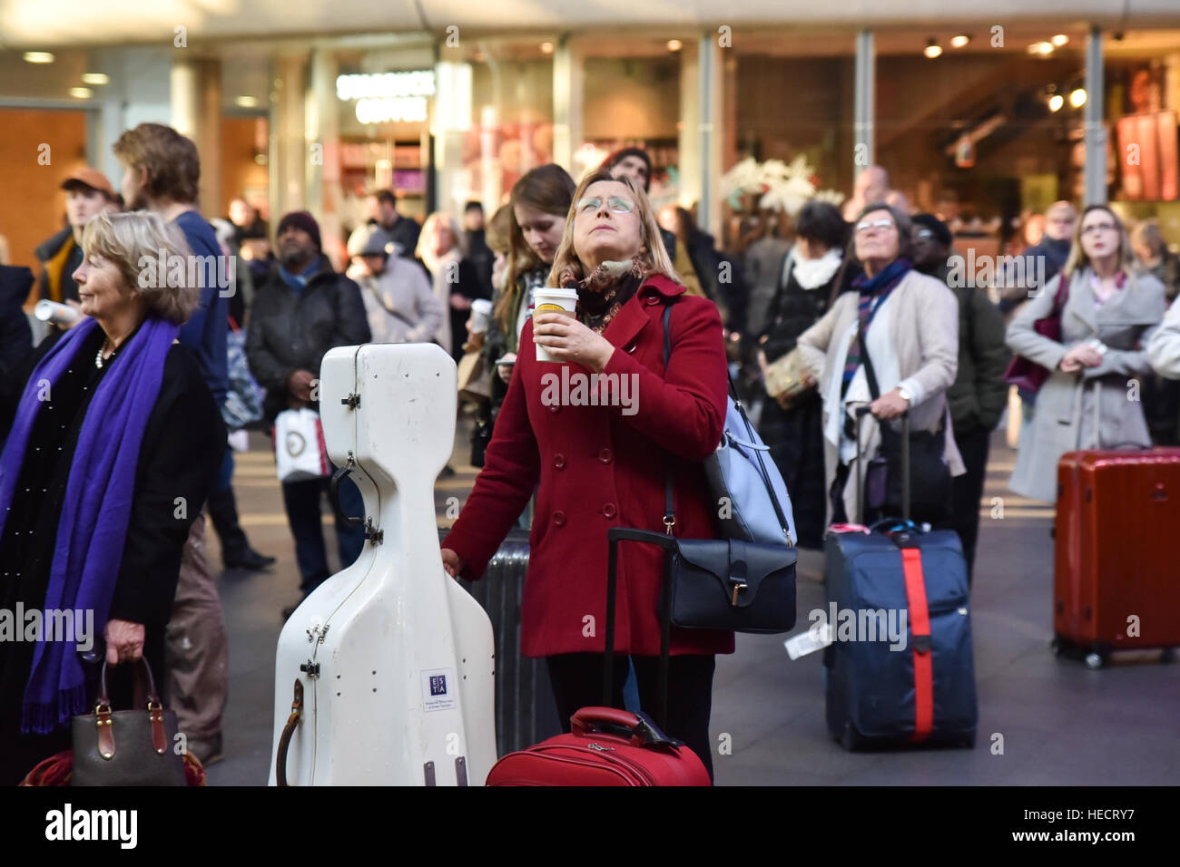 Kings Cross Station, London, UK. 20th December 2016. Travellers at ...
