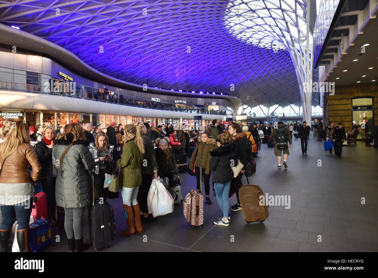 Kings Cross Station, London, UK. 20th December 2016. Travellers at ...