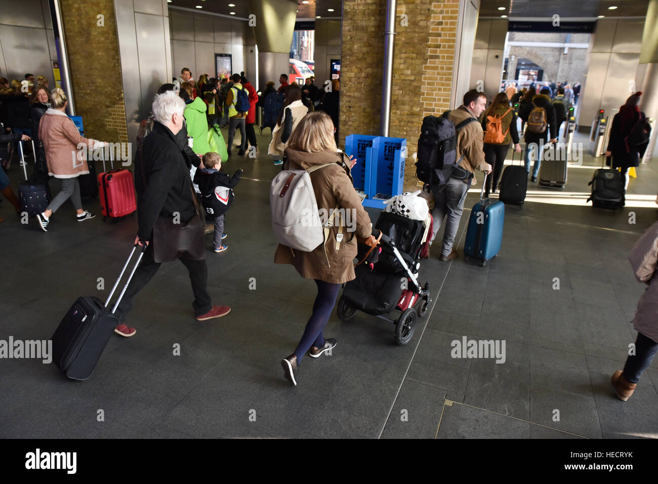 Kings Cross Station, London, UK. 20th December 2016. Travellers at ...