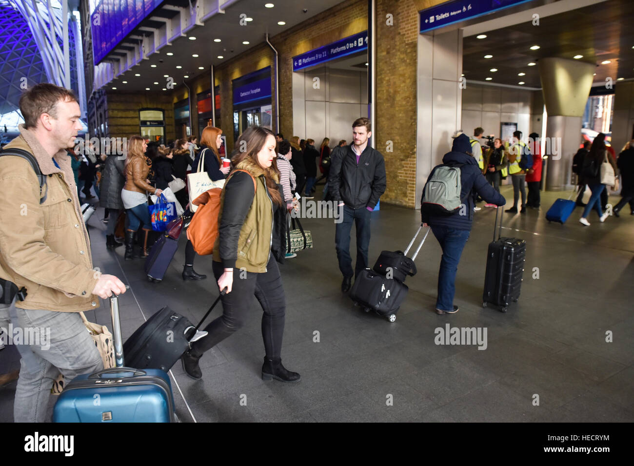 Kings Cross Station, London, UK. 20th December 2016. Travellers at ...