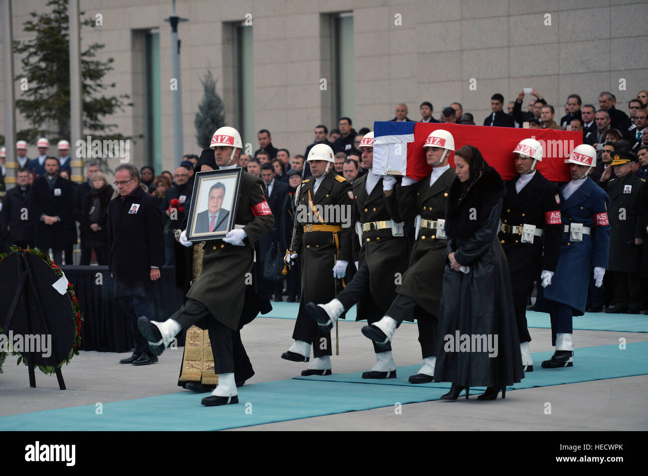 Flag draped coffin hi-res stock photography and images - Alamy