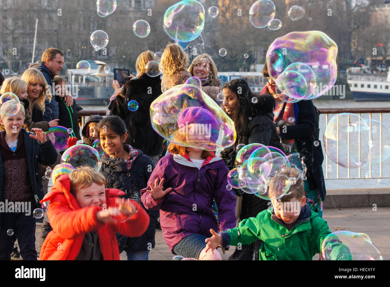Busker entertains children with soap bubbles at the Southbank Centre ...