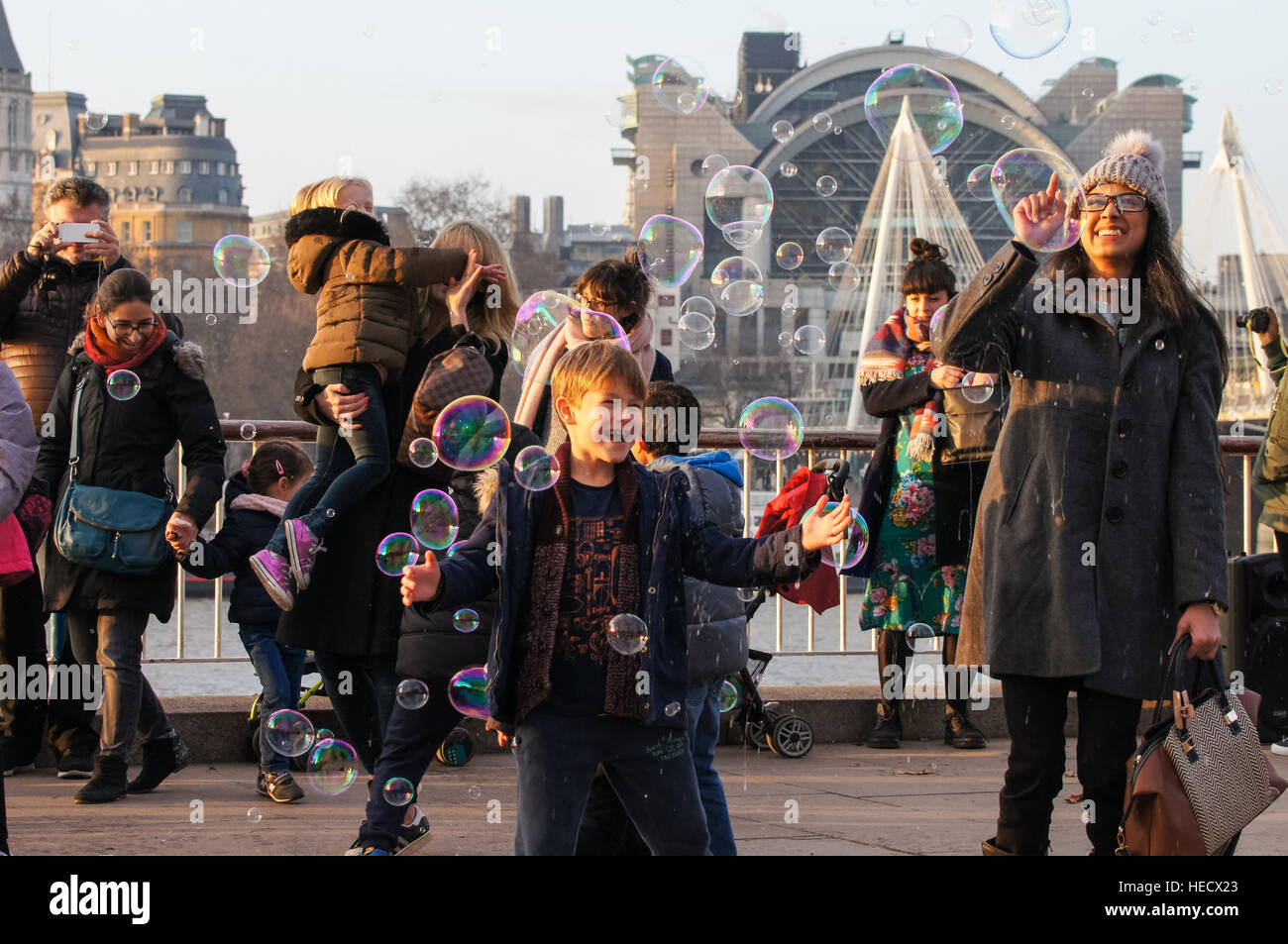 Busker entertains children with soap bubbles at the Southbank Centre ...