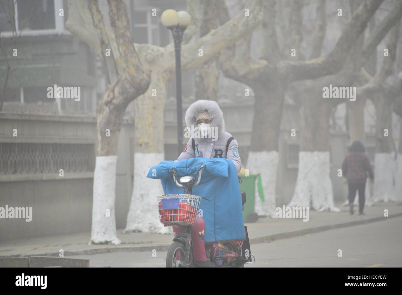 Liaochen, Liaochen, China. 20th Dec, 2016. Heavy smog shrouds Liaocheng ...