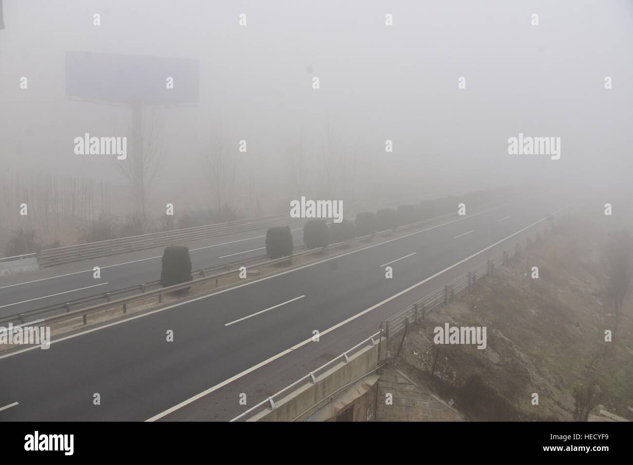 Liaochen, Liaochen, China. 20th Dec, 2016. Heavy smog shrouds Liaocheng ...