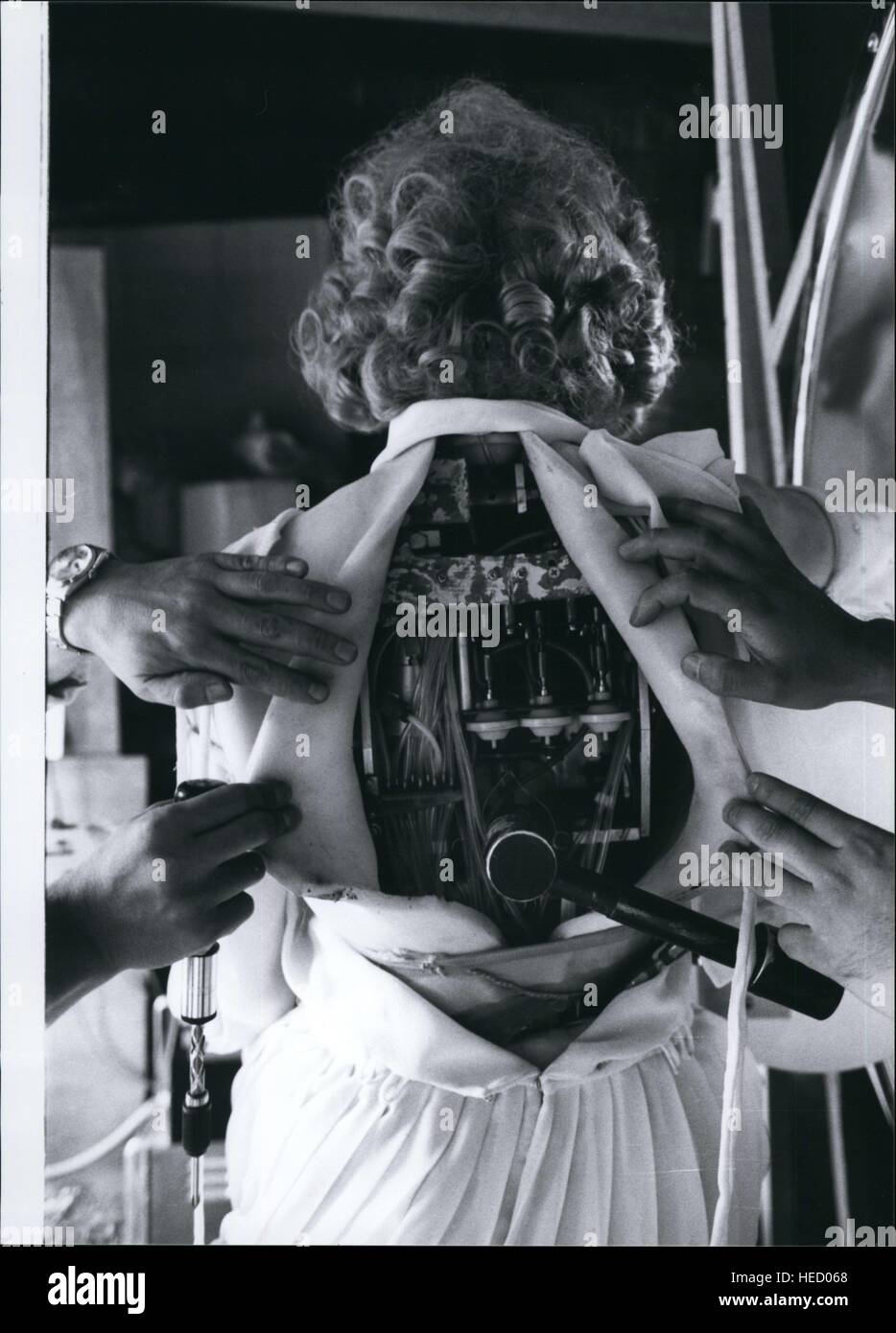 Apr. 17, 1955 - Female robot Doll © Keystone Pictures USA/ZUMAPRESS.com ...