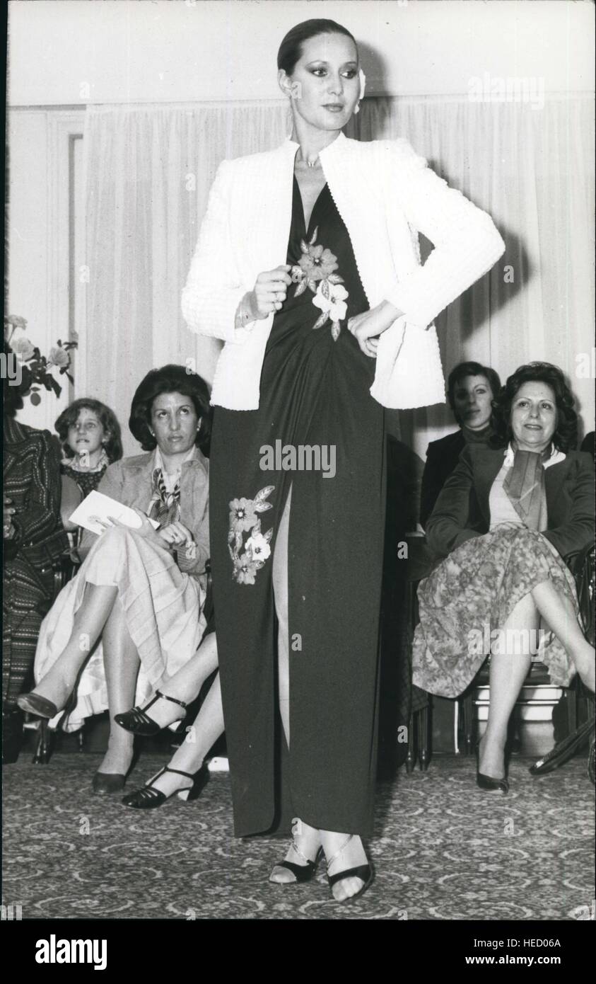 Apr. 17, 1955 - Model fashion dress design © Keystone Pictures USA ...