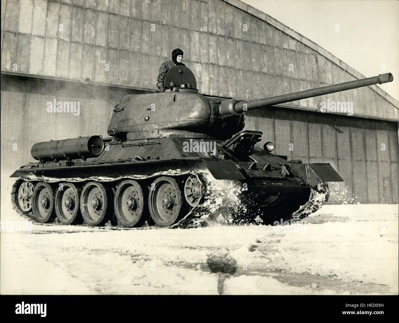 Russian tank snow hi-res stock photography and images - Alamy