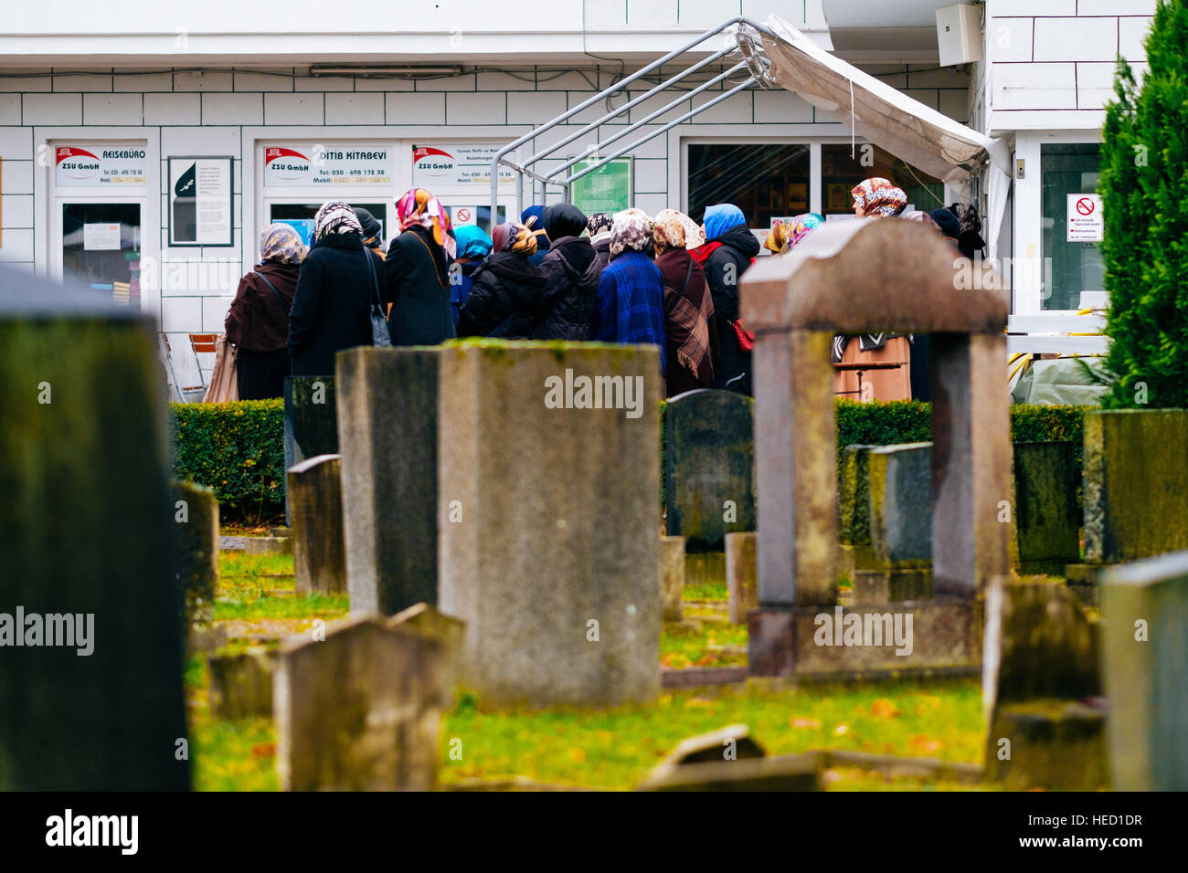 Berlin, Germany. 06th Dec, 2016. Believers pray in the Sehitlik Mosque ...