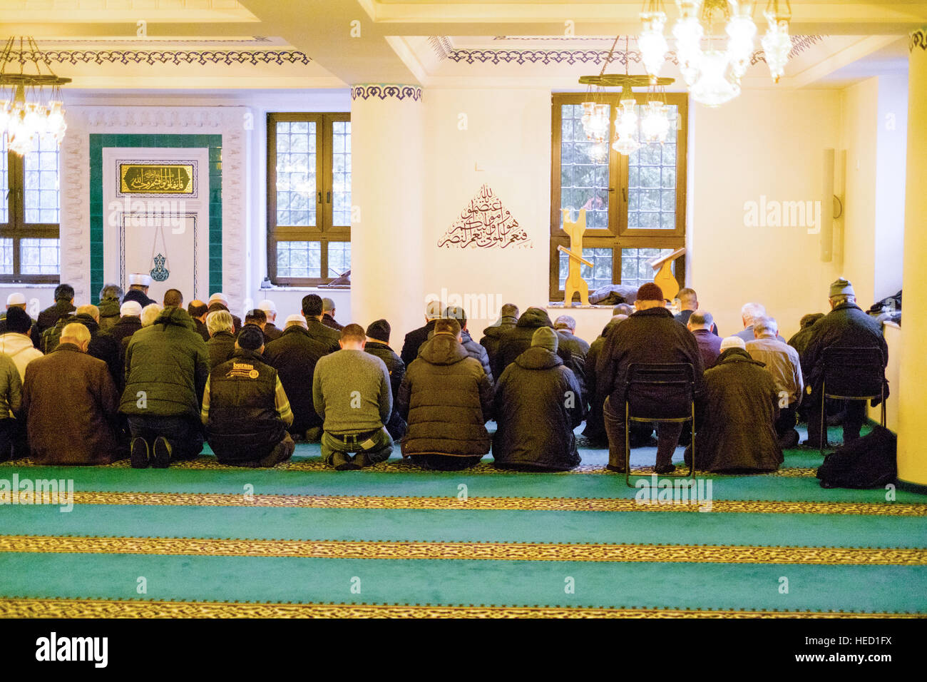 Berlin, Germany. 06th Dec, 2016. Believers pray in the Sehitlik Mosque ...