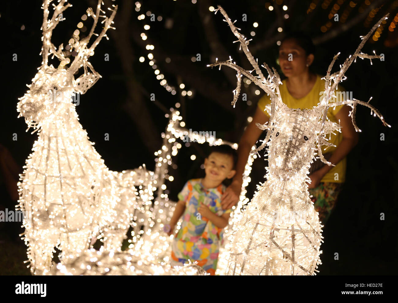 Yangon, Myanmar. 21st Dec, 2016. A child views decorations of Christmas ...