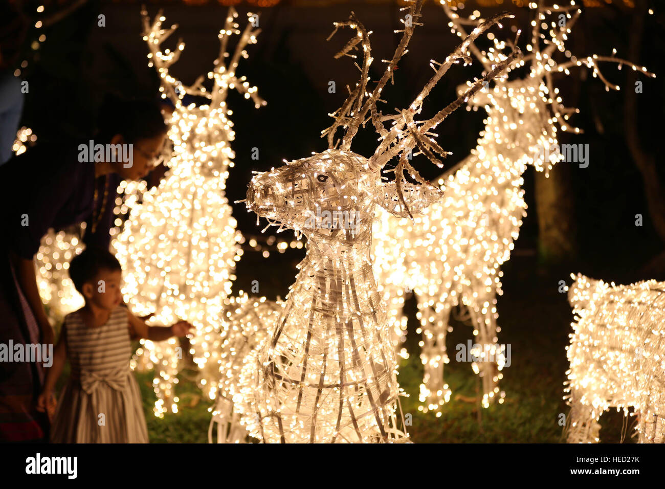 Yangon, Myanmar. 21st Dec, 2016. A child views decorations of Christmas ...
