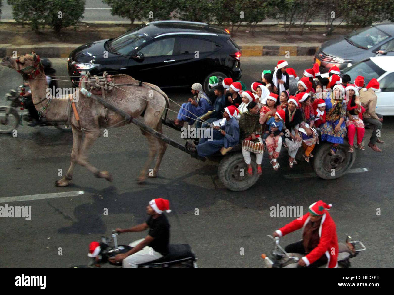 Karachi, Pakistan. 21st Dec, 2016. Pakistani Christians, some dressed ...