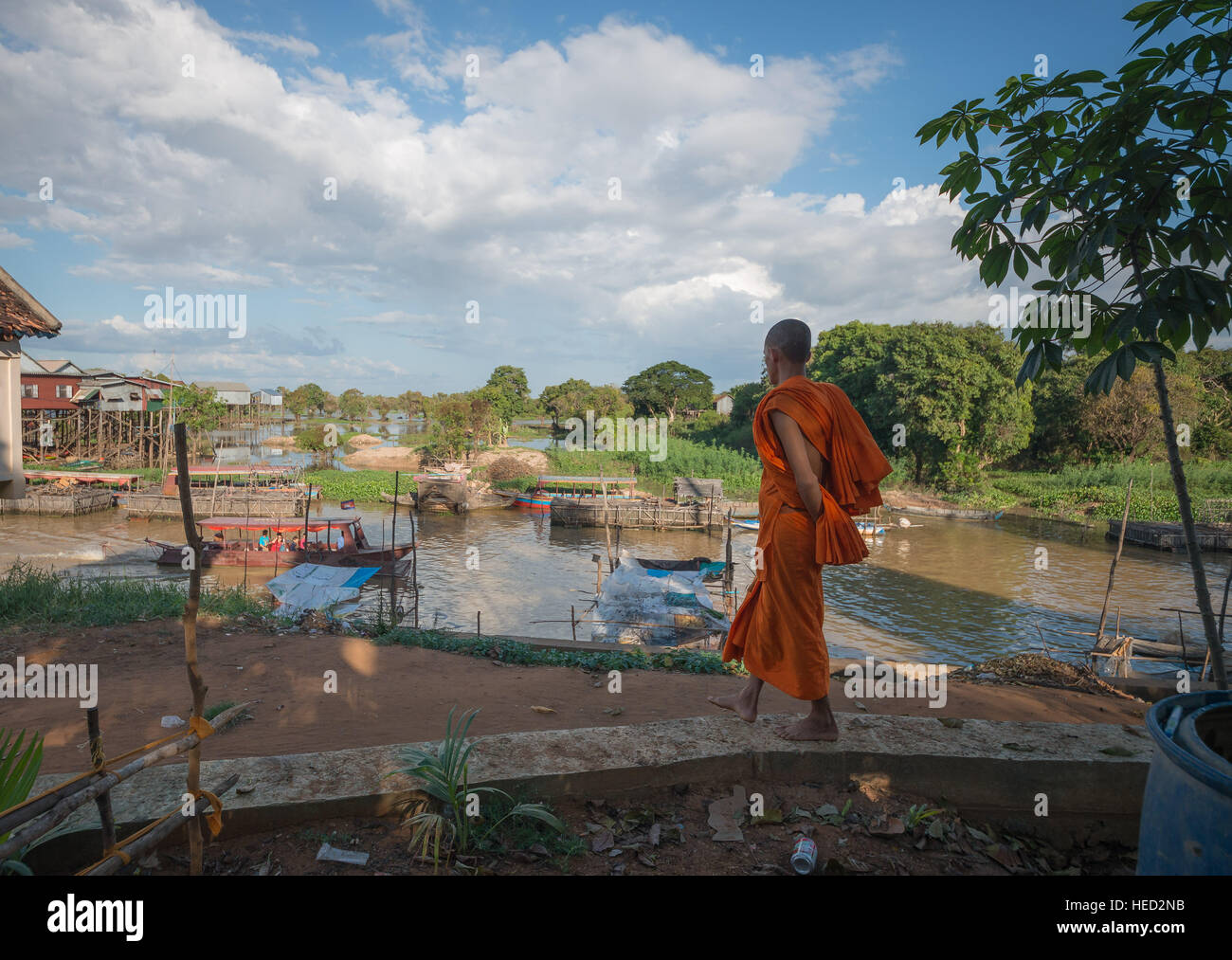 Kompong Khleang, Cambodia. 21st Dec, 2016. A buddhist monk watching the ...