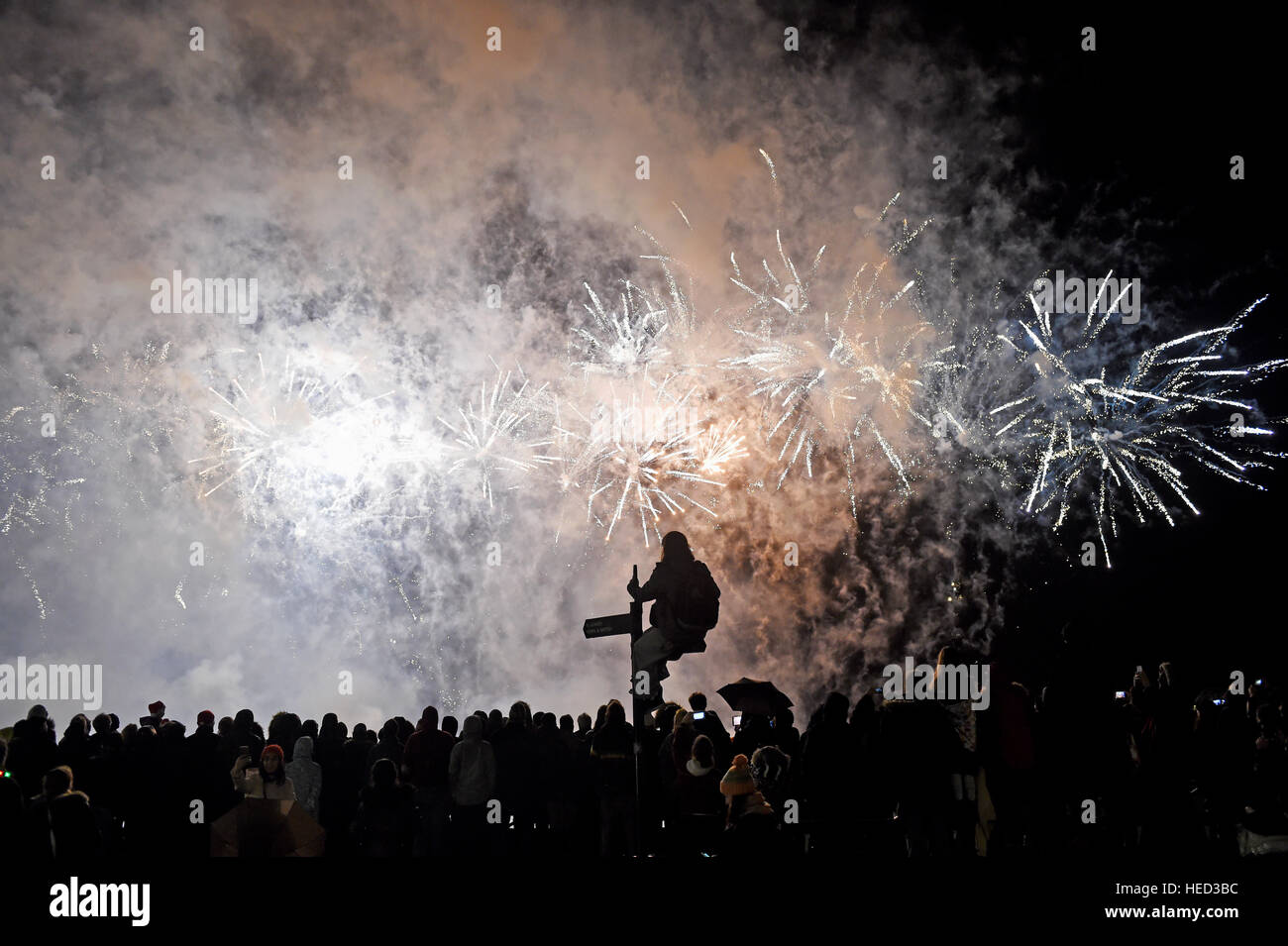 Brighton, Sussex, UK. 21st Dec, 2016. A spectator gets a good view of ...