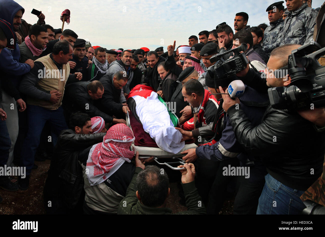 Ramtha, Jordan. 21 Dec, 2016. Jordanians carry the body of police ...