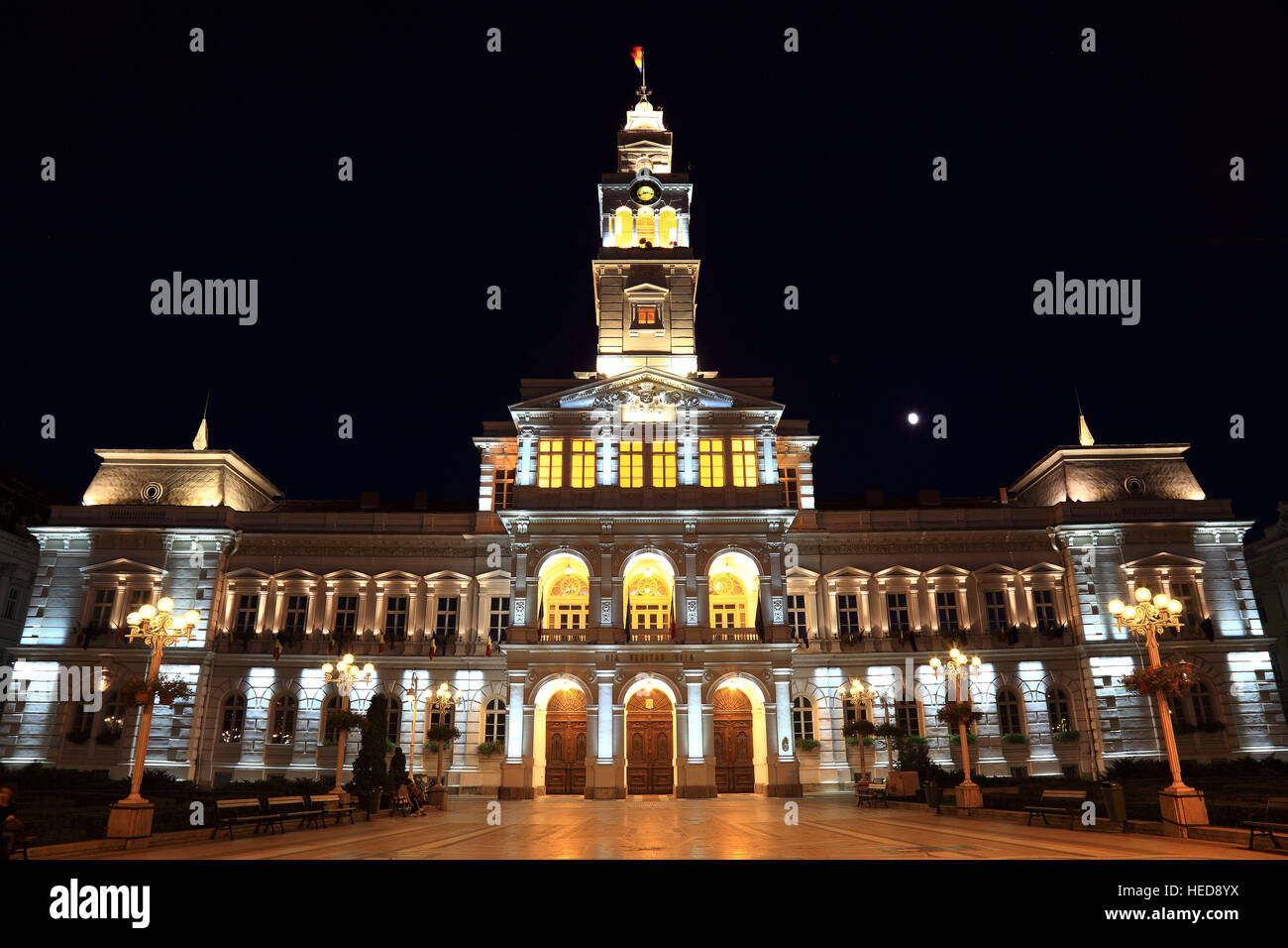 Rumänien, Banat, Stadt Arad, Stadtzentrum, Rathaus bei Nacht ...