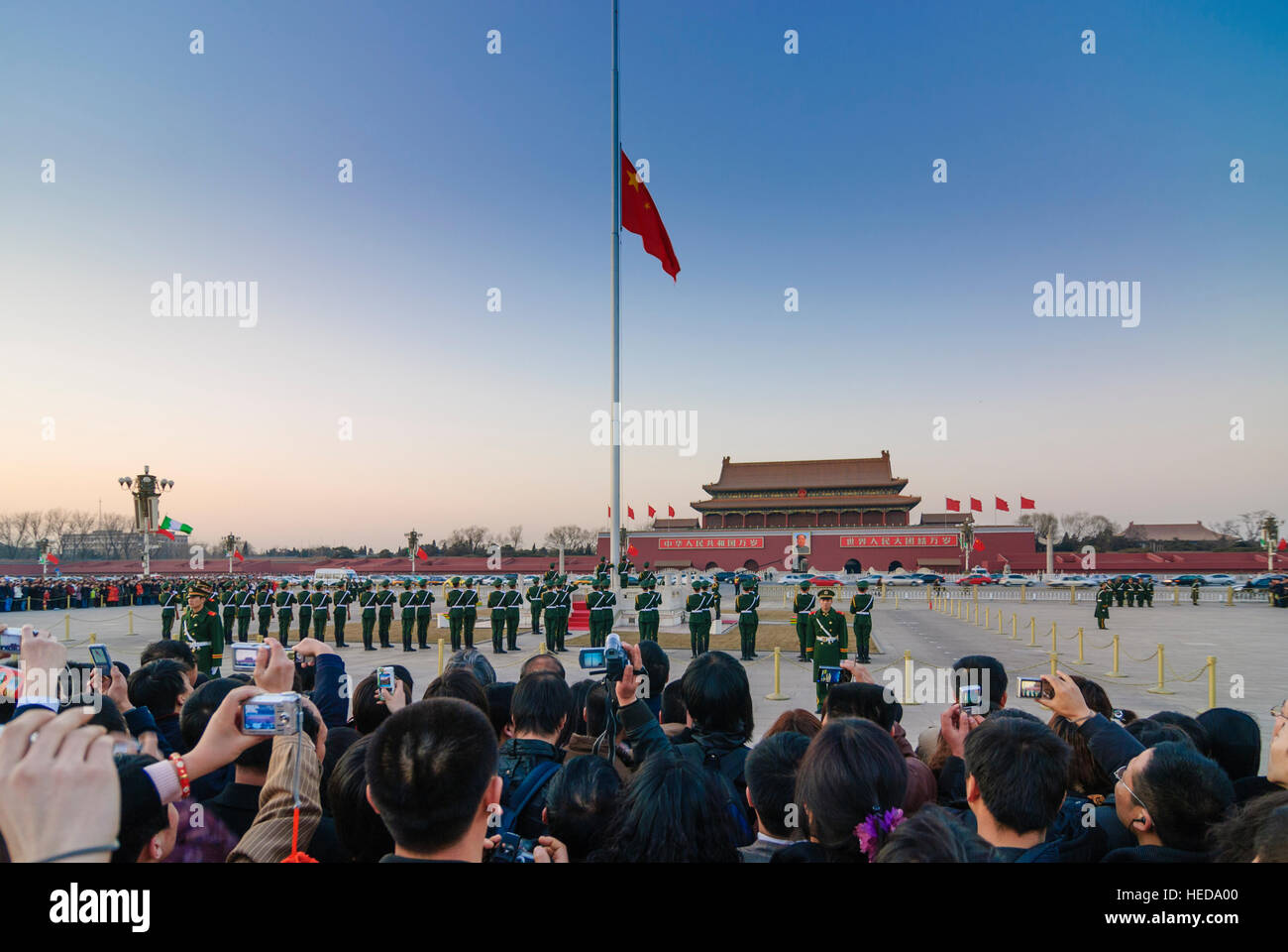 Peking: Tiananmen Square (Tiananmen Square); Ceremony of flag capture ...